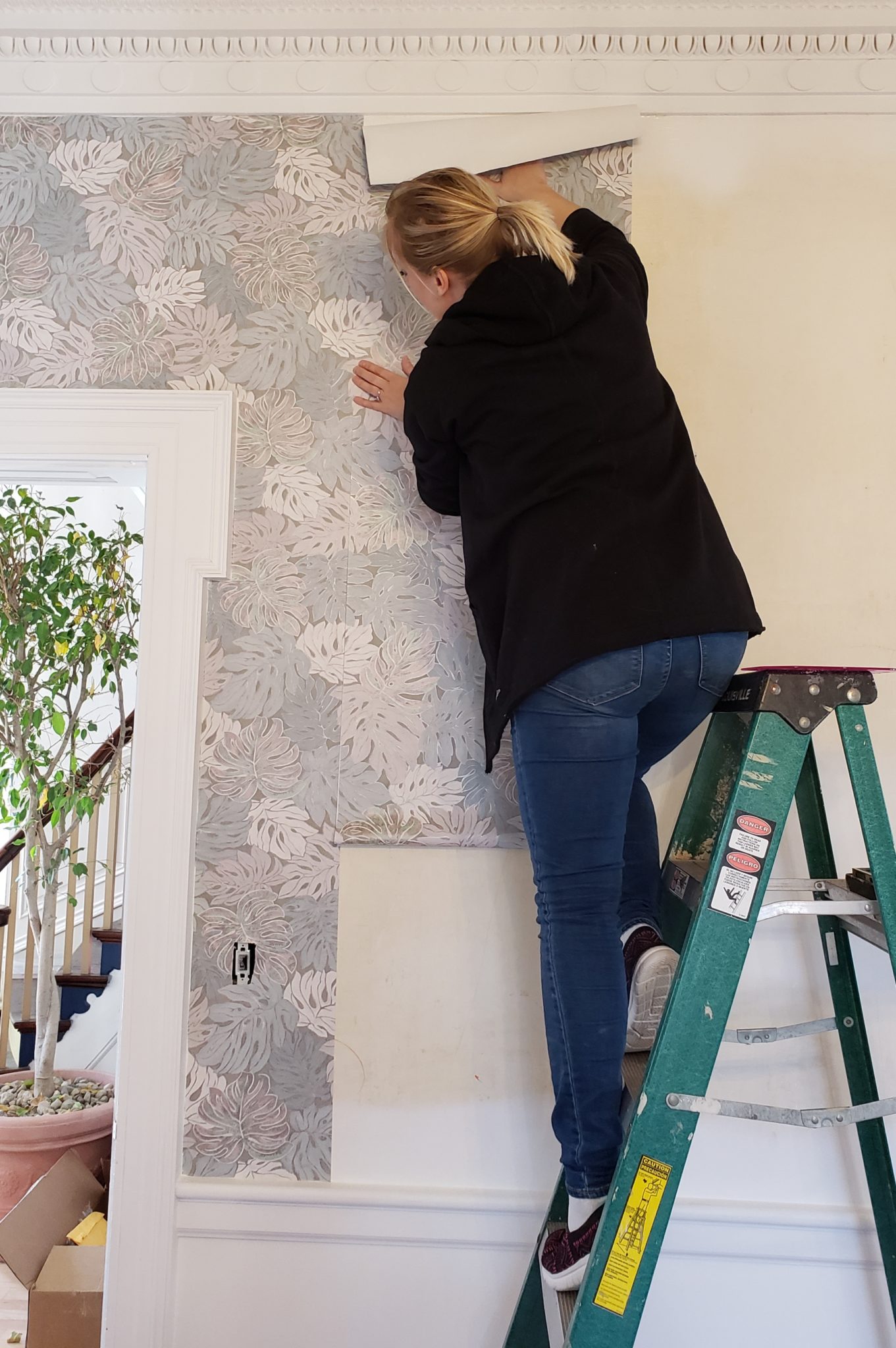 Putting up Wallpaper with Wallpaper Paste! | Reality Daydream